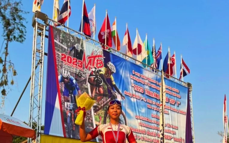Siswi SMAN 2 Kotabaru Angkat Piala Juara Sepeda Balap Dunia - Mu4.co.id Siswi SMAN 2 Kotabaru Angkat Piala Juara Sepeda Balap Dunia - Mu4.co.id